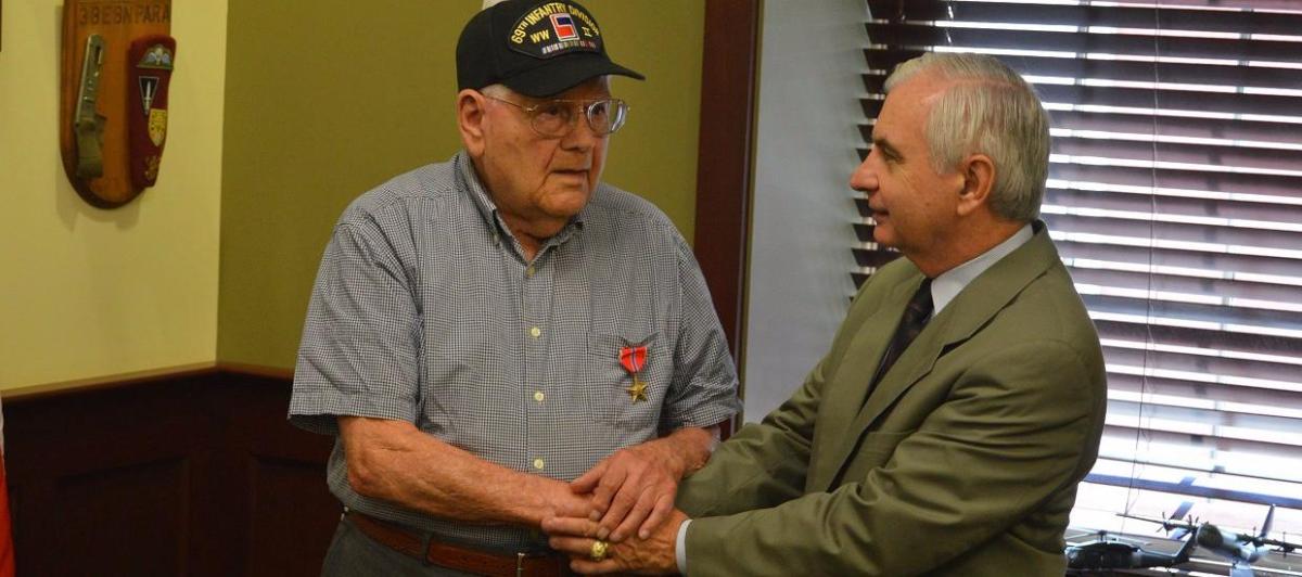 [2017-08-16] Reed Presents Bronze Star to World War II Veteran